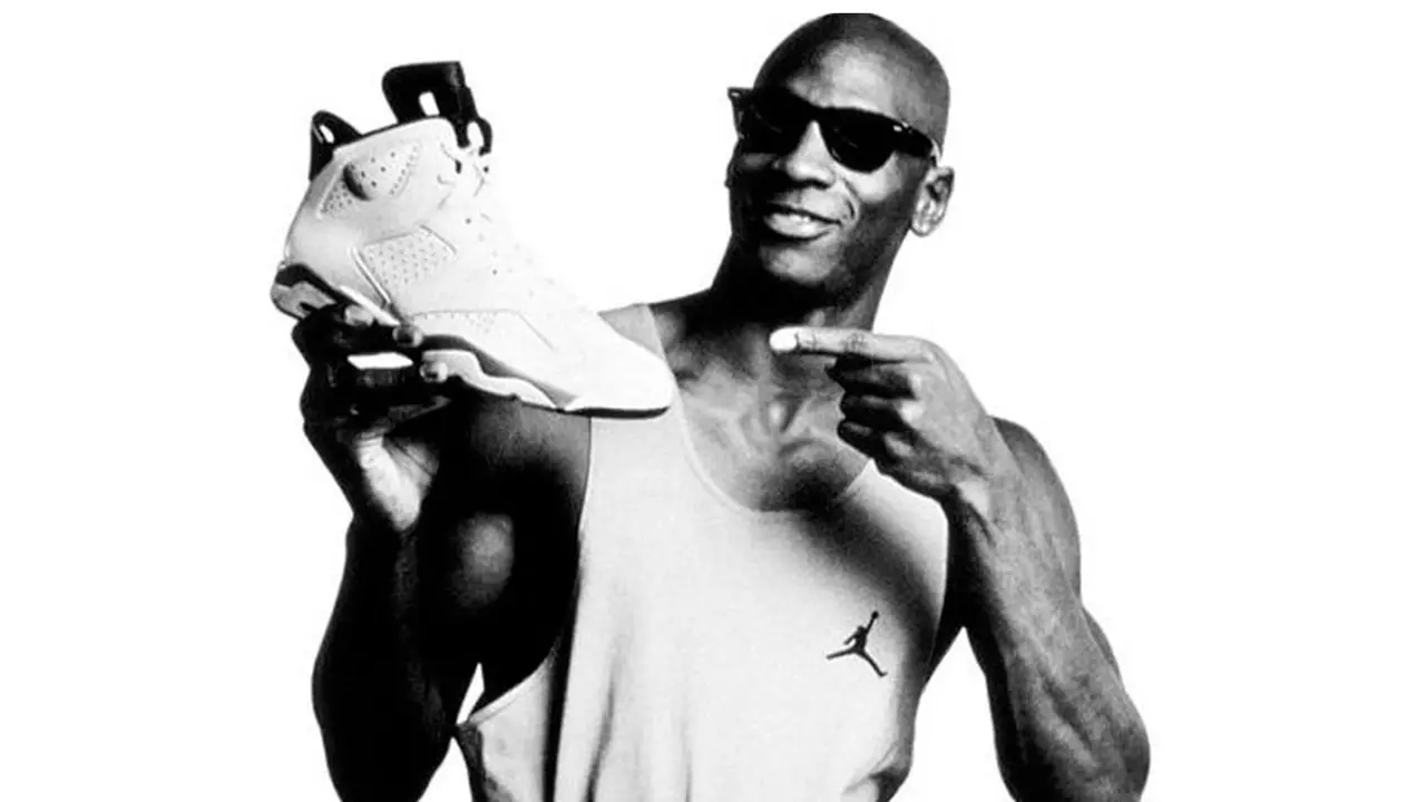 Michael Jordan duwe limang sepatu Nike sing ditresnani ing ndhuwur kabeh, yaiku