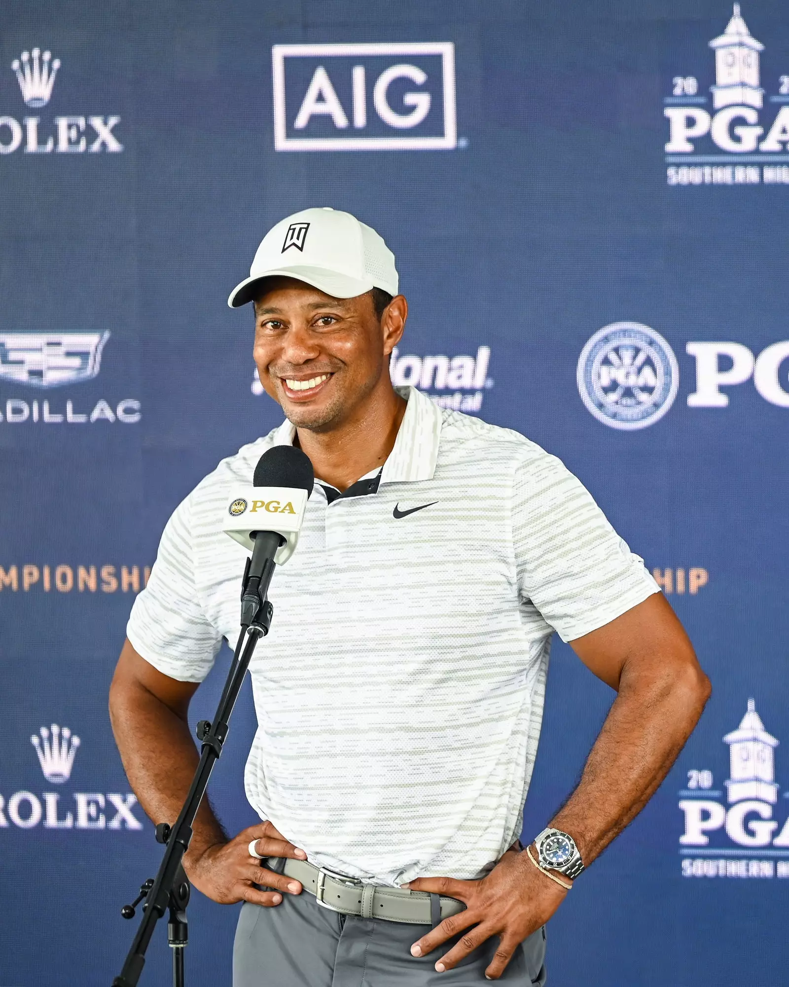 Tiger Woods glimket op in parsekonferinsje by de training foar it PGA-kampioenskip by Southern Hills Country Club