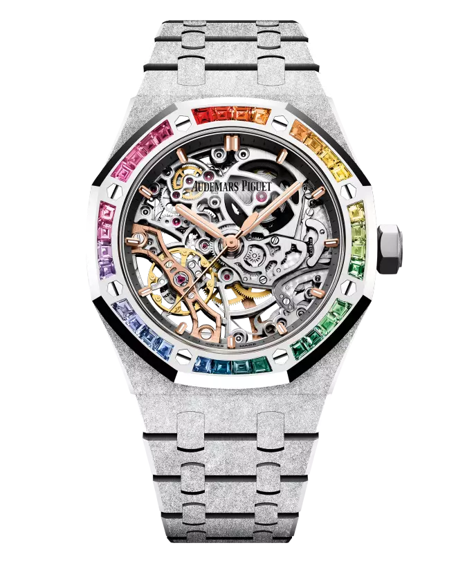 Un orologio in acciaio con una lunetta di diamanti arcobaleno