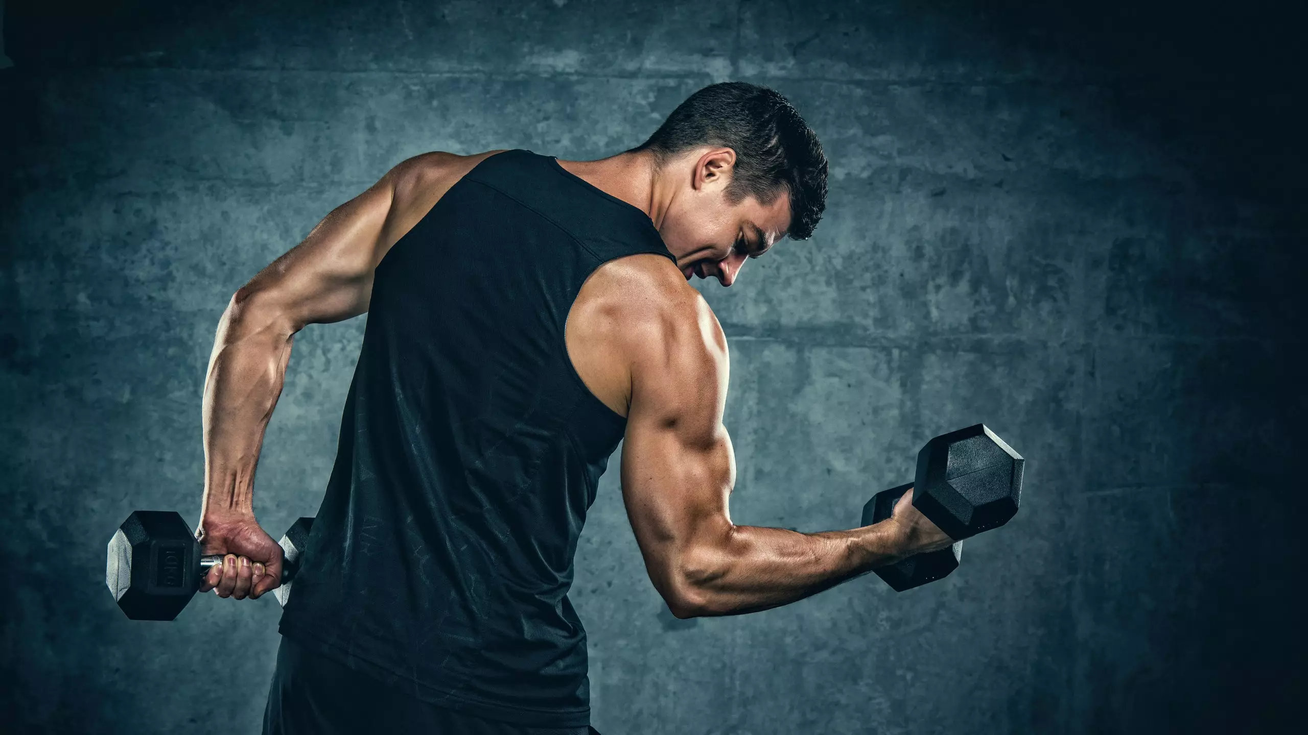 Latihan dumbbell paling brutal sing bisa ditindakake ing omah kanggo ngotot kabeh awak