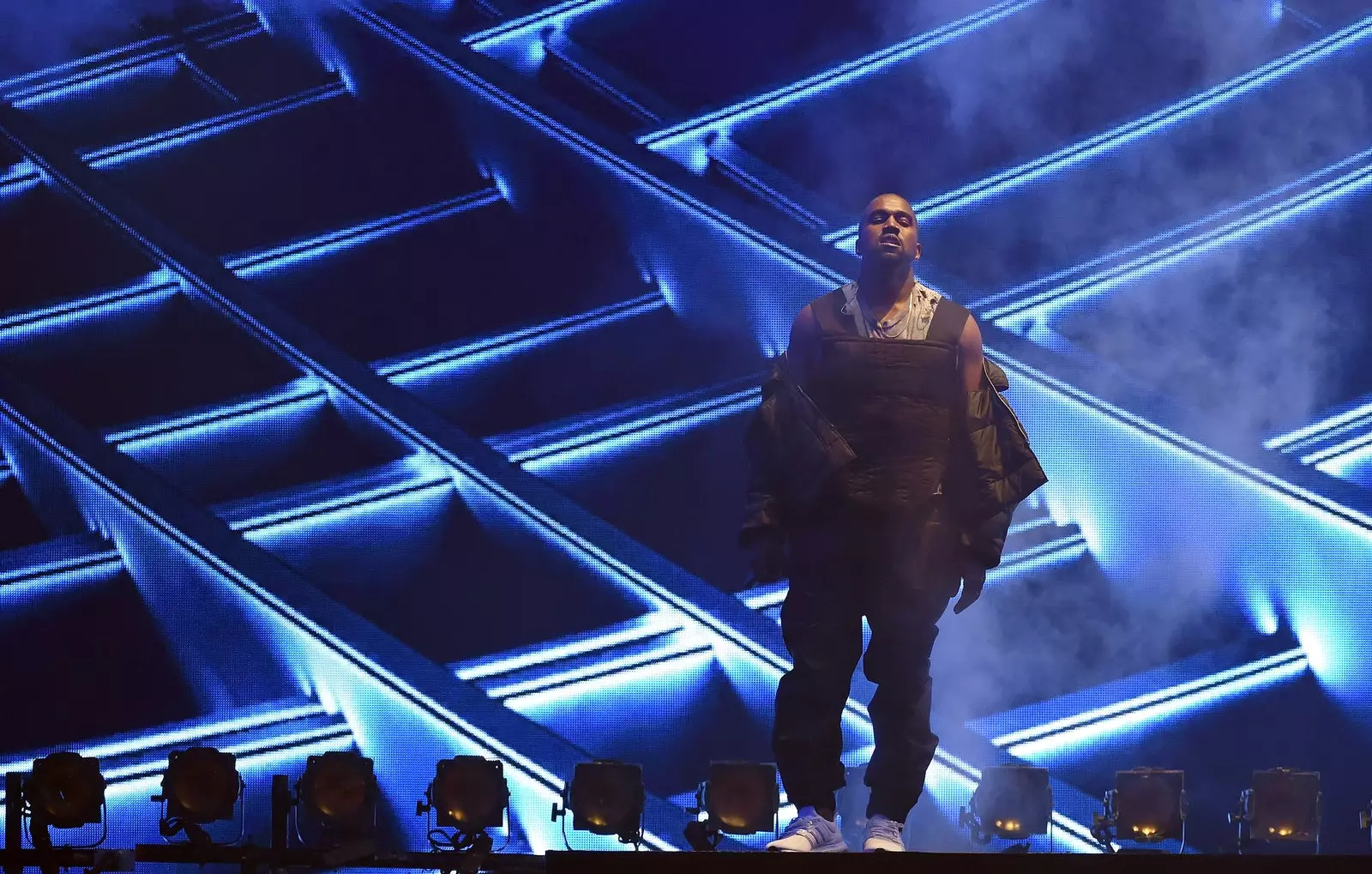 Kanye West uye adidas Ultraboost yake pa2015 Billboard Music Awards.