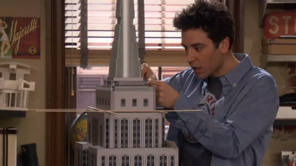 Ted Mosby construisant un gratte-ciel