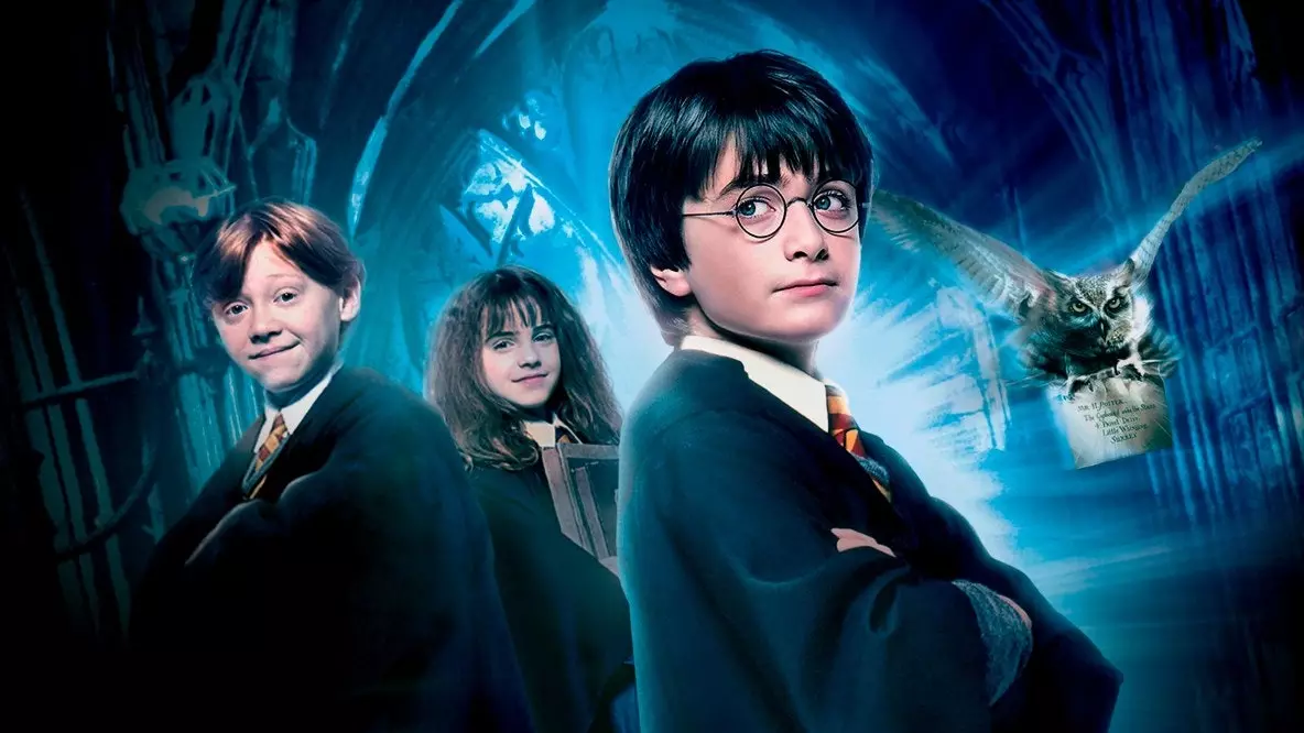 Harry Potter trở lại trường Hogwarts tấm áp phích đầu tiên là phép thuật thuần túy