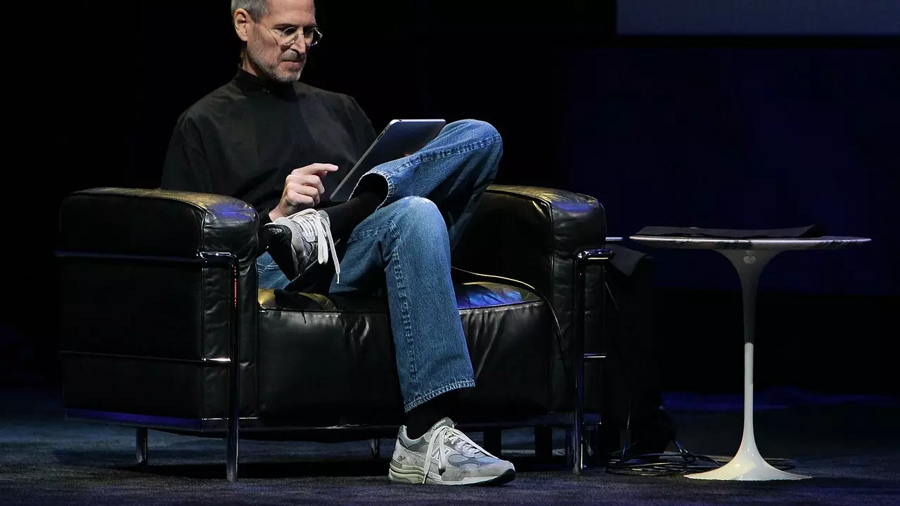 New Balance 990, 'sepatu paling larang ing donya' sing ditresnani Steve Jobs