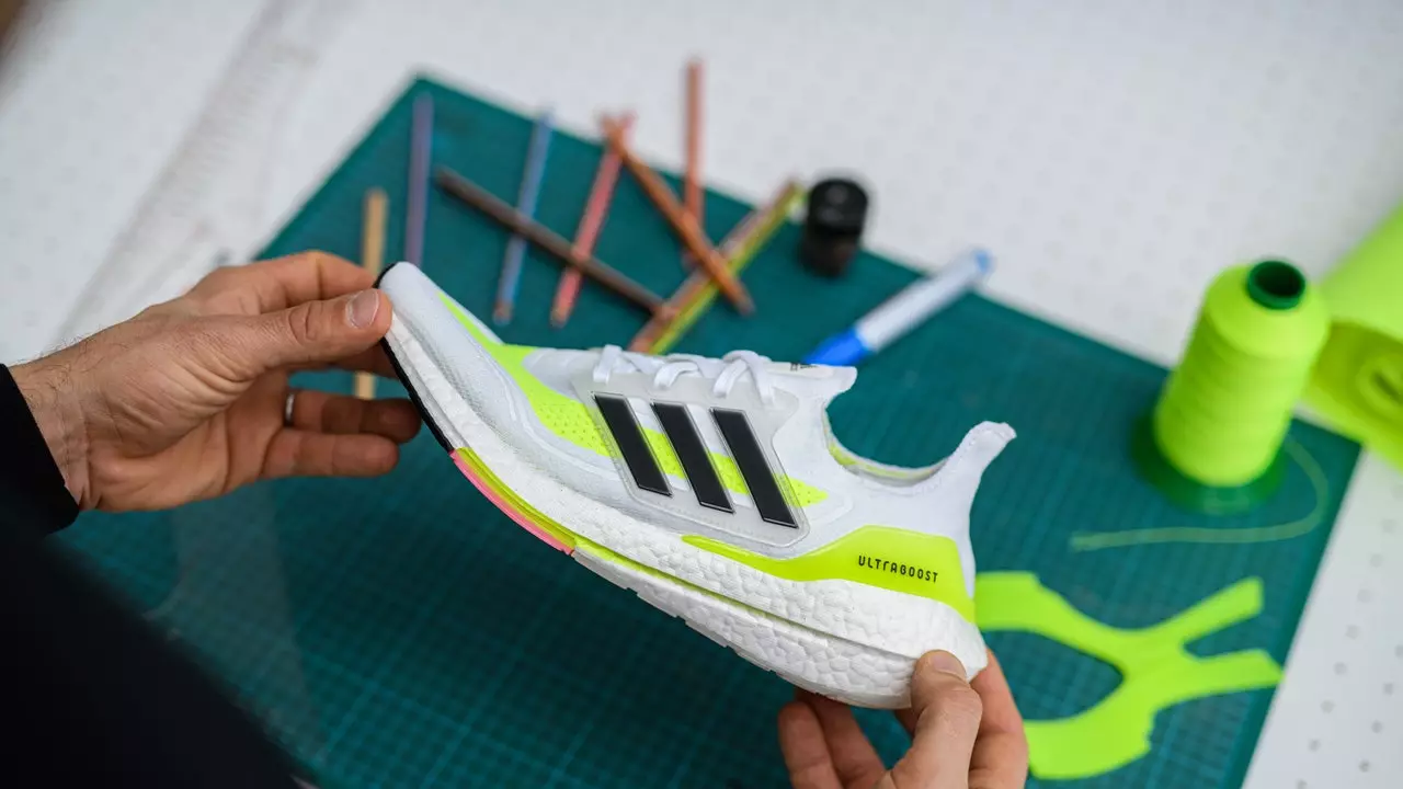 adidas Ultraboost 21 হল নতুন চলমান জুতা যা রাস্তায় সফল হতে চলেছে এবং যেগুলি আপনার সুখকে ট্রিগার করতে চলেছে