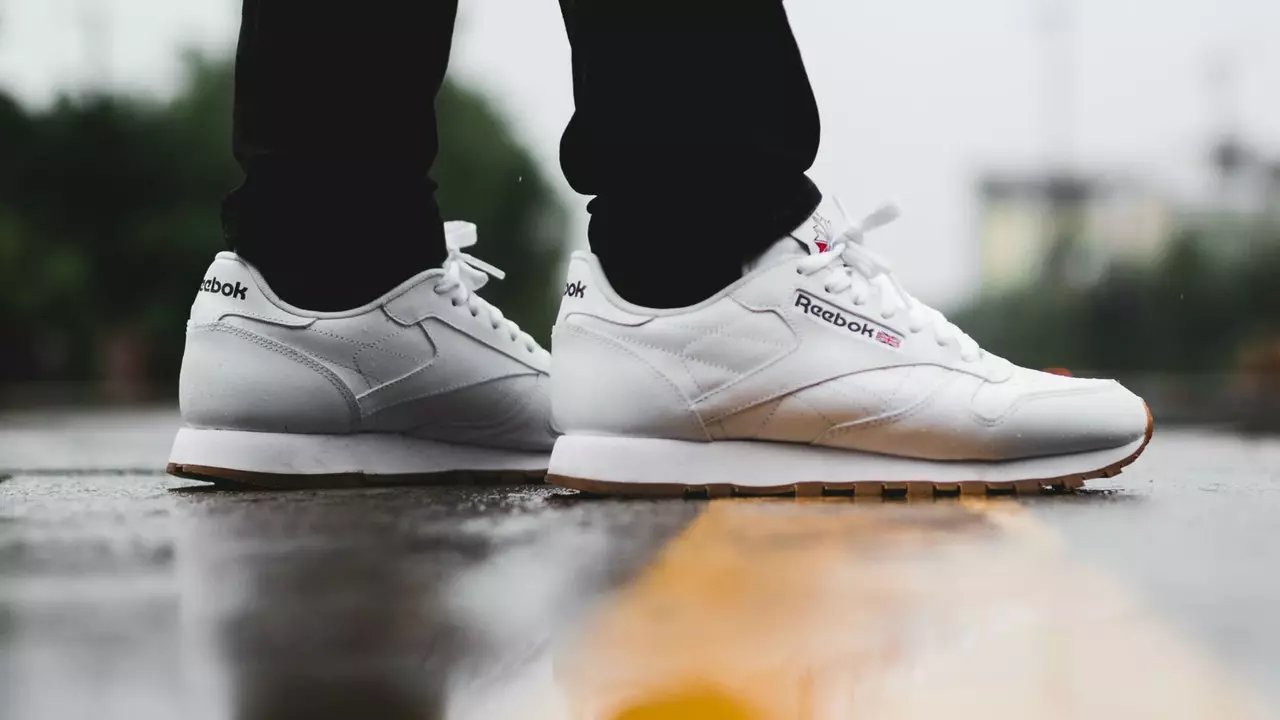 Reebok Classic Leather се белите патики што ќе ги носите сега и секогаш (и затоа тие се икона за патики)