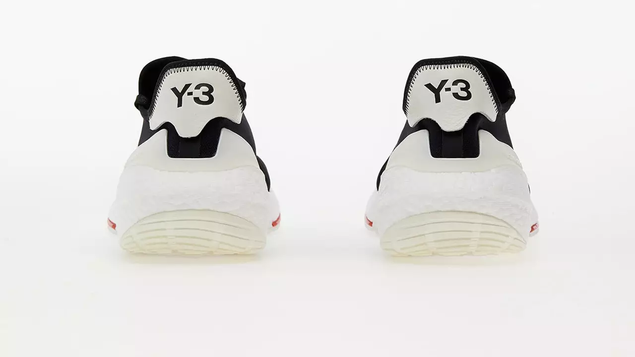 L'adidas UltraBoost 21 de Y-3 est la version la plus sophistiquée de la chaussure de course la plus importante de l'année.