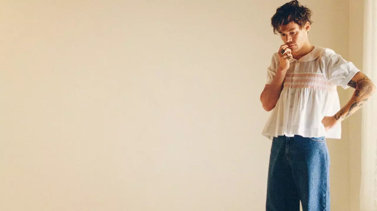 Harry Styles memakai di sampul Harry's House, album barunya, jeans paling nyaman dan tren 2022