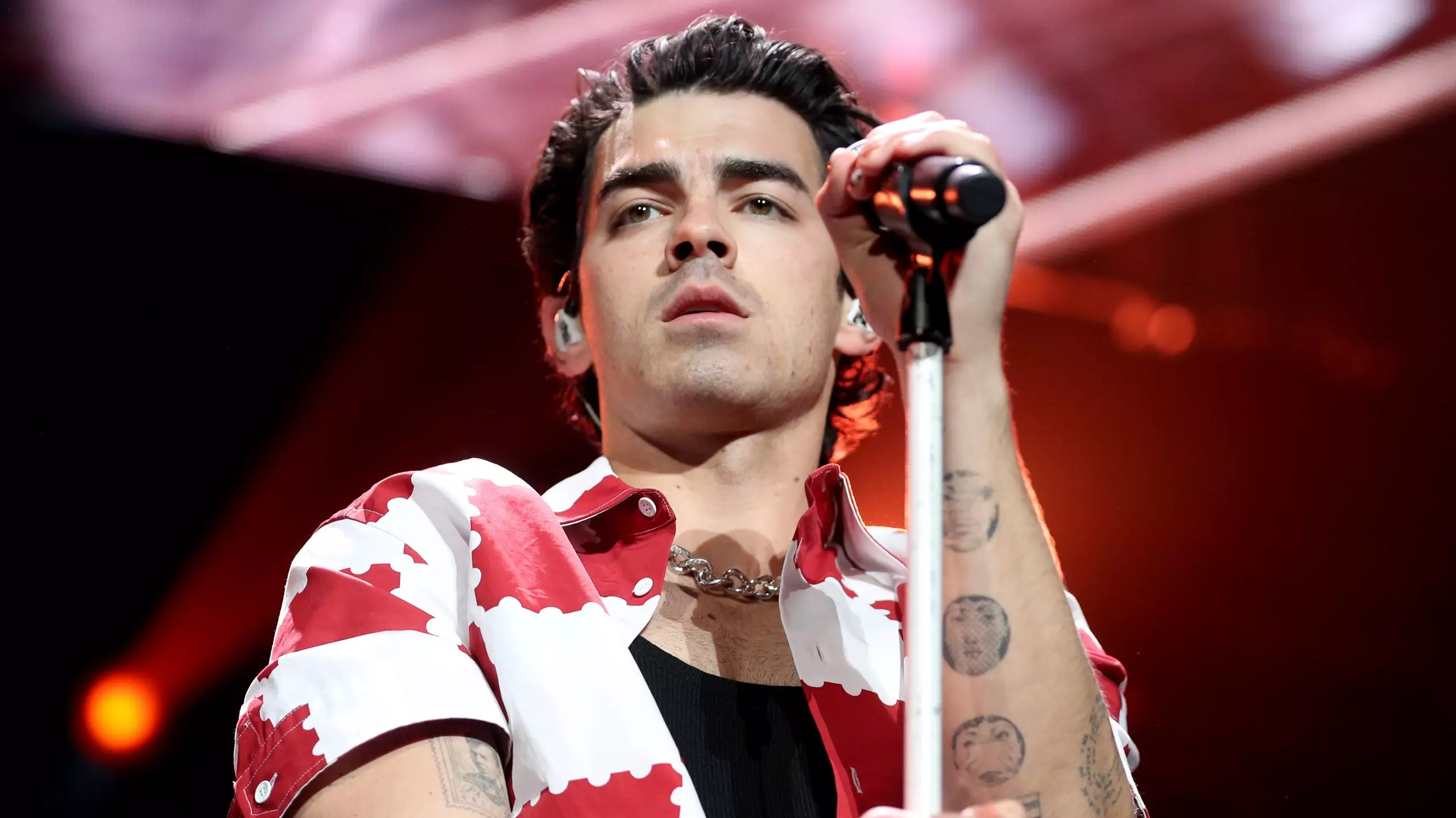 Joe Jonas esinemas koos Jonas Brothersiga iHeartRadio KISS 108 festivalil Jingle Ball 2021.