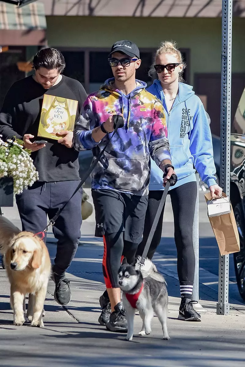 Joe Jonas gen pi bon sweatshirt pou ale nan jimnastik la nan gade nan jounen an