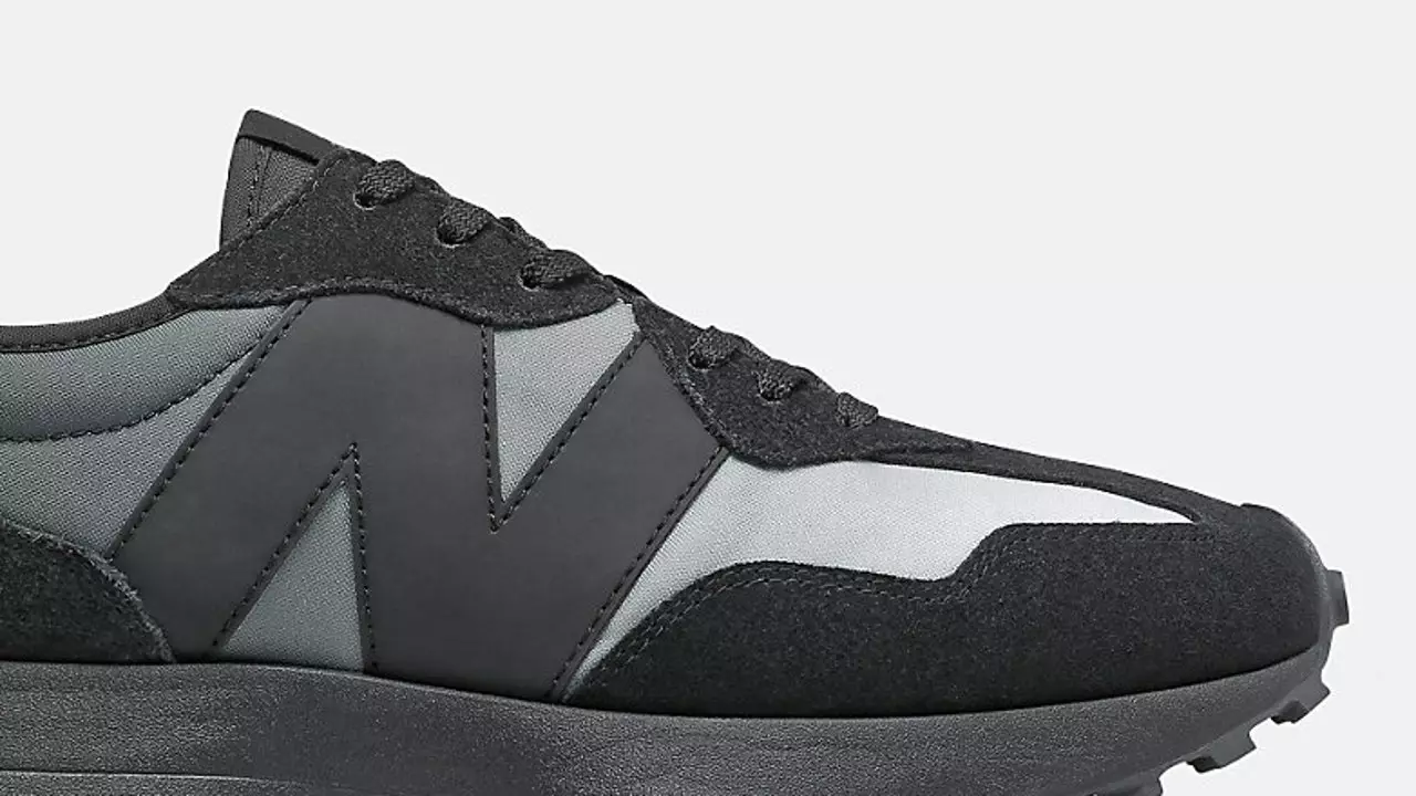 De donkerste New Balance 327's zijn ook de meest geavanceerde