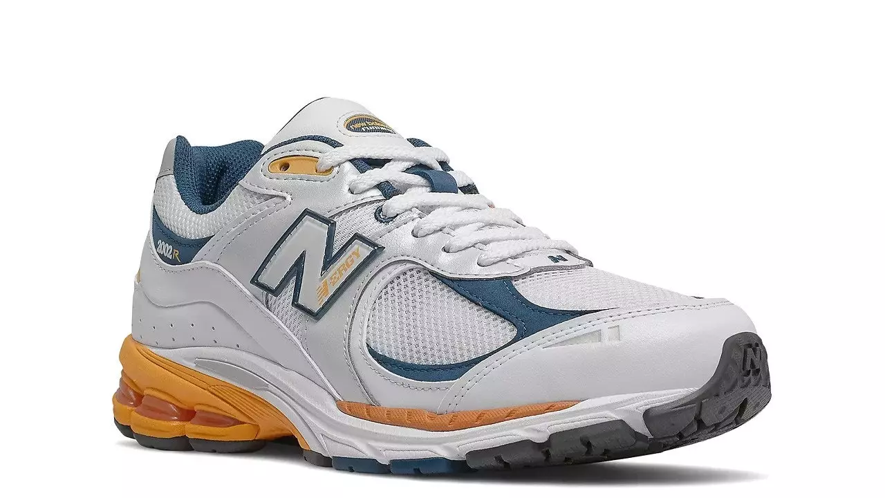 New Balance 2002R orain jantziko dituzun aitaren oinetakoak dira