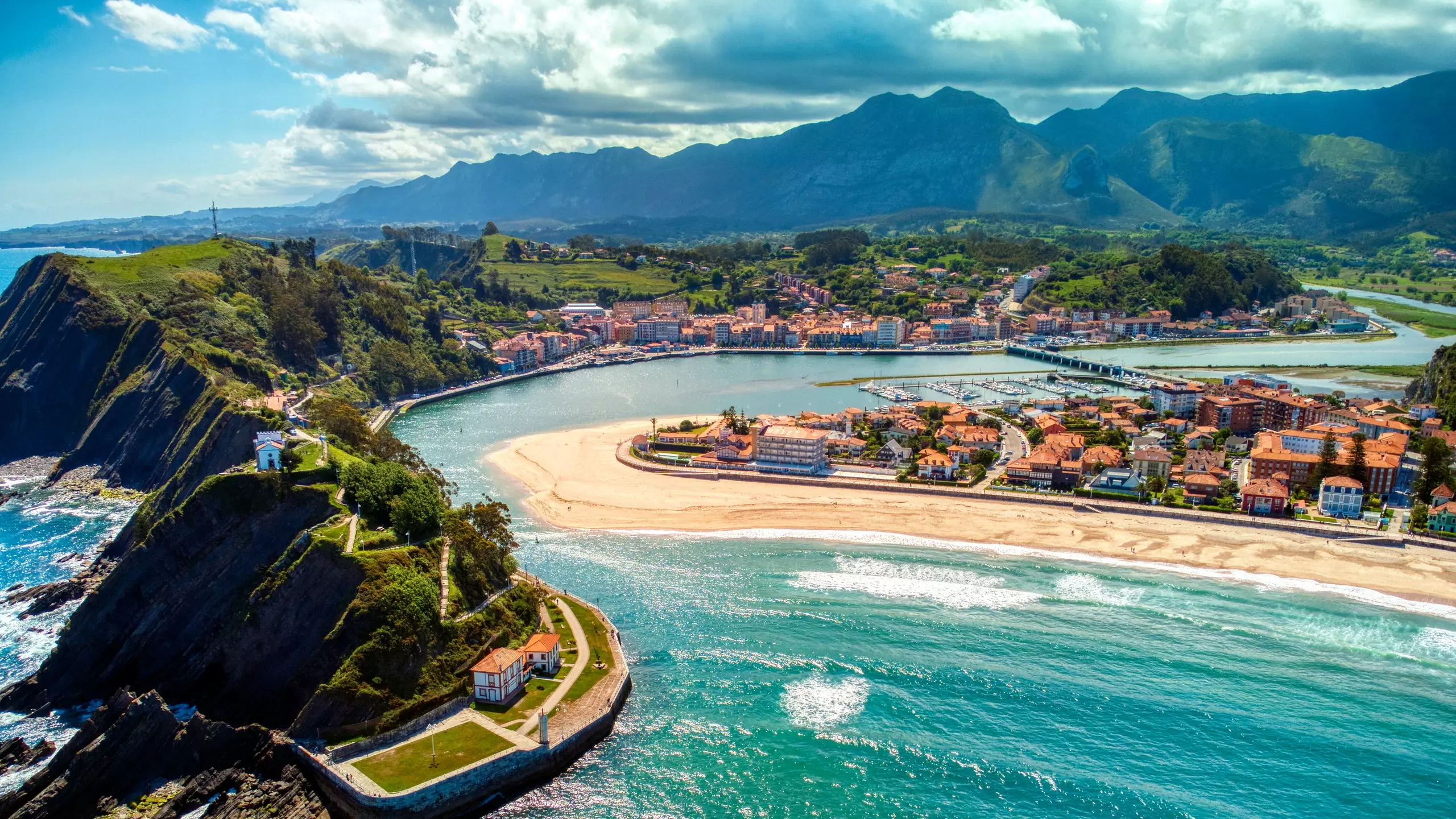 Luchtfoto van Ribadesella en zijn estuarium in Asturië, Spanje.