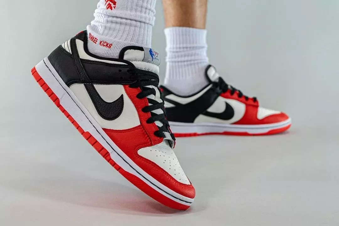 Nike Dunk Low Chicago Bulls jest prawie tak samo kultowy jak Air Jordan 1