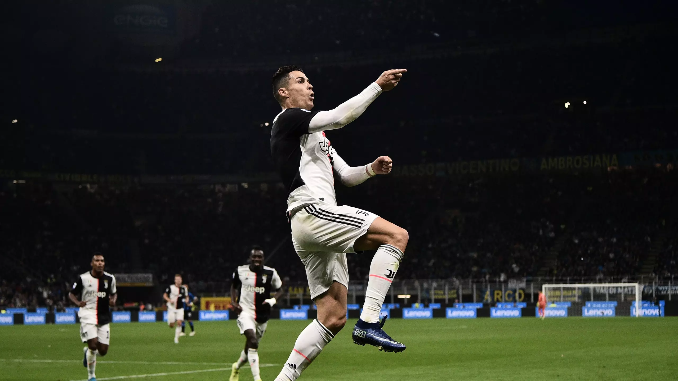 Cristiano Ronaldo Astronomické množství peněz, které vydělal na Instagramu, téměř převyšuje jeho plat v Juve