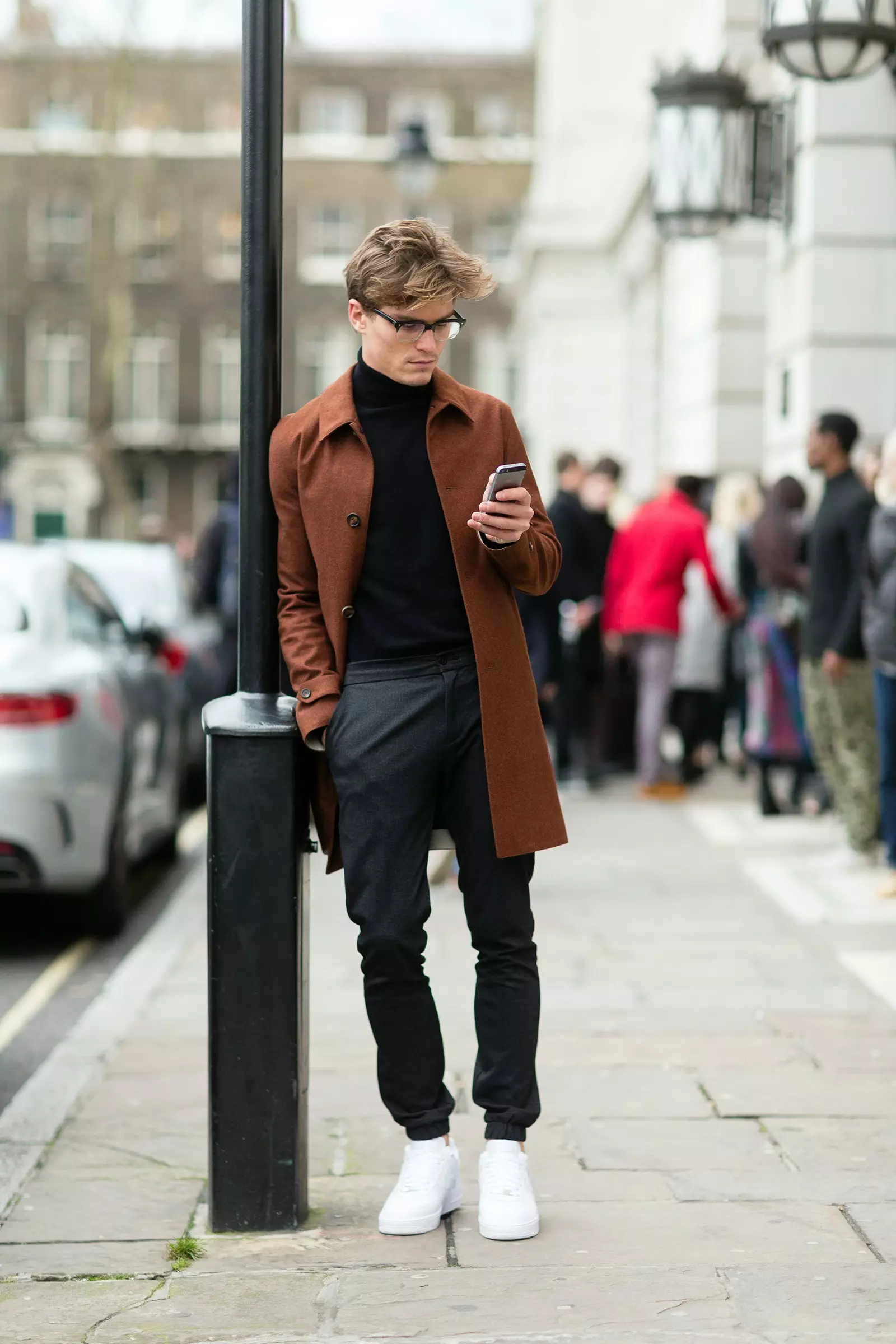 Il modello inglese Oliver Cheshire con l'Air Force 1 Low nello Street Style della London Fashion Week.