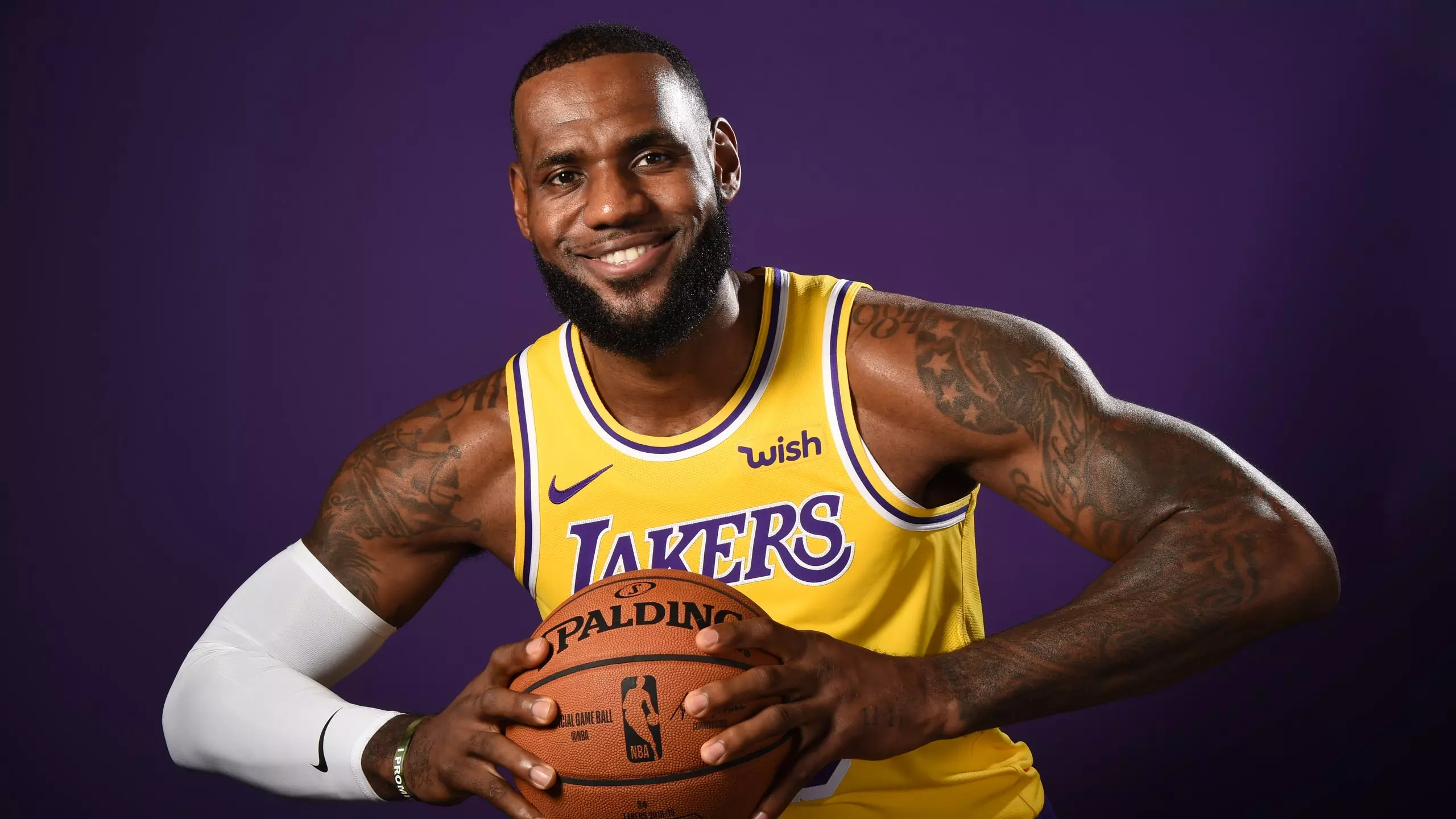 EL SEGUNDO CA 24 Îlon LeBron James 23 ji Los Angeles Lakers ji bo portreyek di roja medyayê de li UCLA...