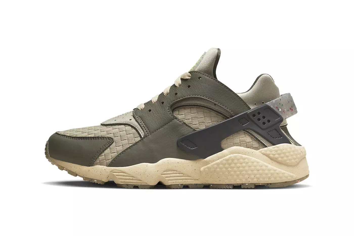 緑のNikeAirHuaracheは、すべてのルックスに自然をもたらします