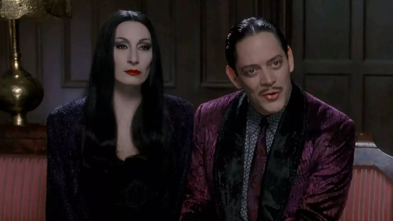 Mèkredi seri a nan pitit fi Fanmi Addams gen Morticia li yo epi li pafè