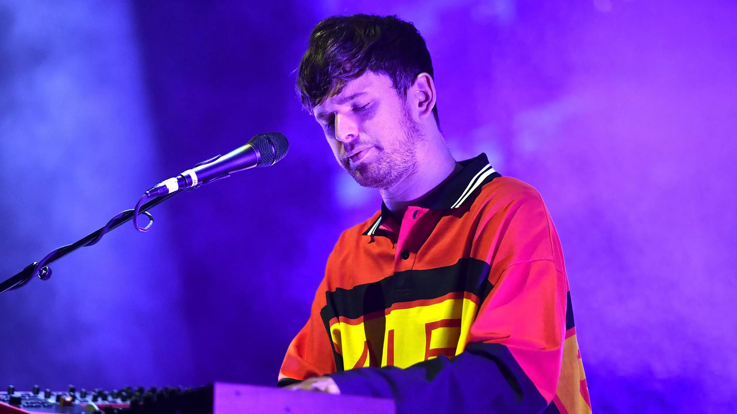 Onye na-agụ egwú James Blake.