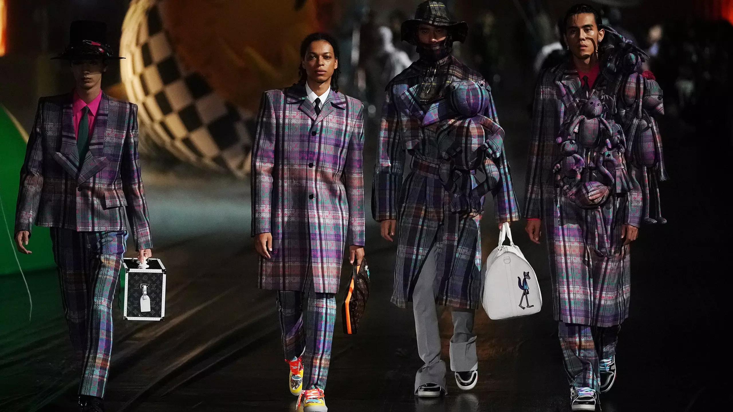 TOKYO JAPONIA 02 SEPTEMBRIE Modelele prezintă modele pe pistă în timpul show-ului de primăvară vară Louis Vuitton Men 2021 la...