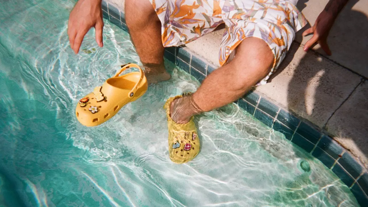 Wéi onbeléifte Crocs Clogs sinn déi meescht kopéiert Schong vum Summer ginn