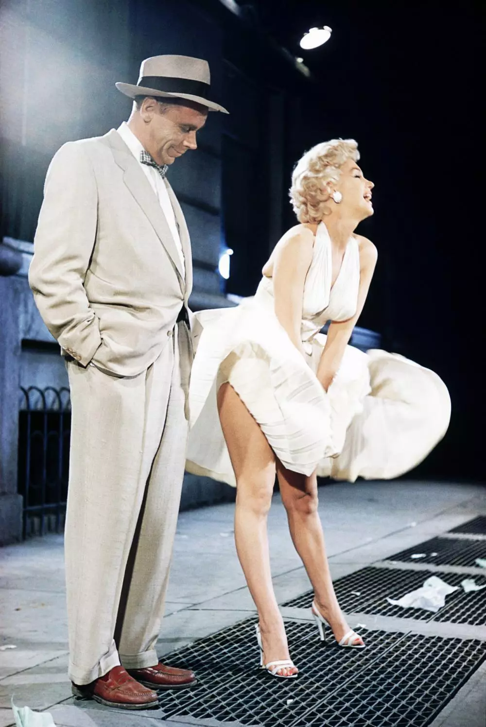 The Seven Year Itch ရှိ မြေအောက်ရထားမြင်ကွင်းမှ Marilyn Monroe ၏ အဖြူရောင်ဝတ်စုံ။