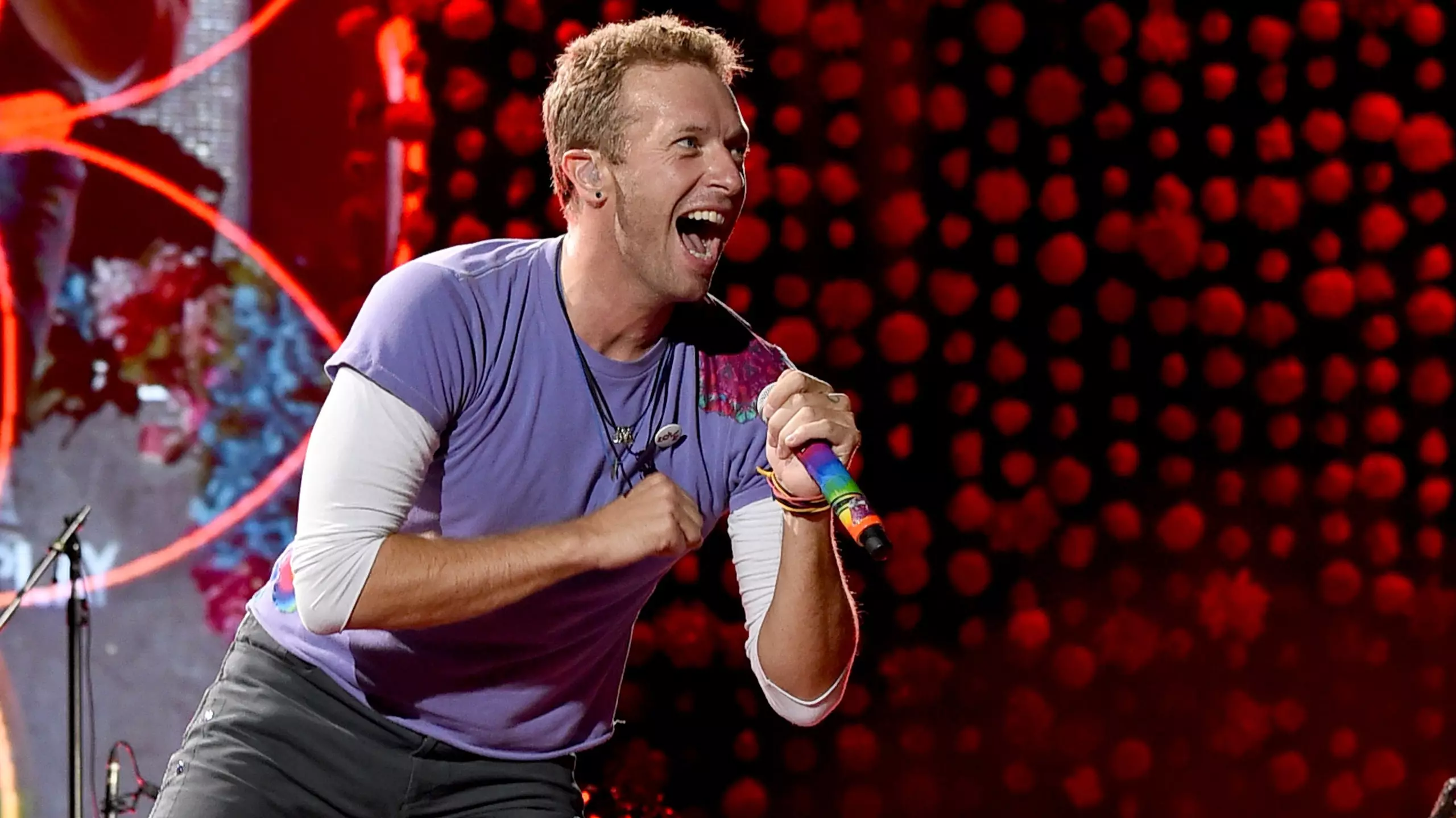 PASADENA CA ඔක්තෝබර් 06 Coldplay හි ගායක Chris Martin 2017 ඔක්තෝබර් 6 වන දින කැලිෆෝනියාවේ Pasadena හි Rose Bowl හිදී සිදු කරයි.