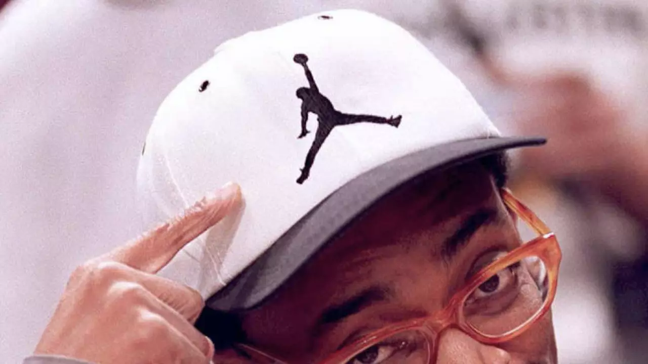 Spike Lee بىلەن Nike قانداق قىلىپ تەنتەربىيە ئېلانىنىڭ ئالتۇن دەۋرىنى ياراتتى