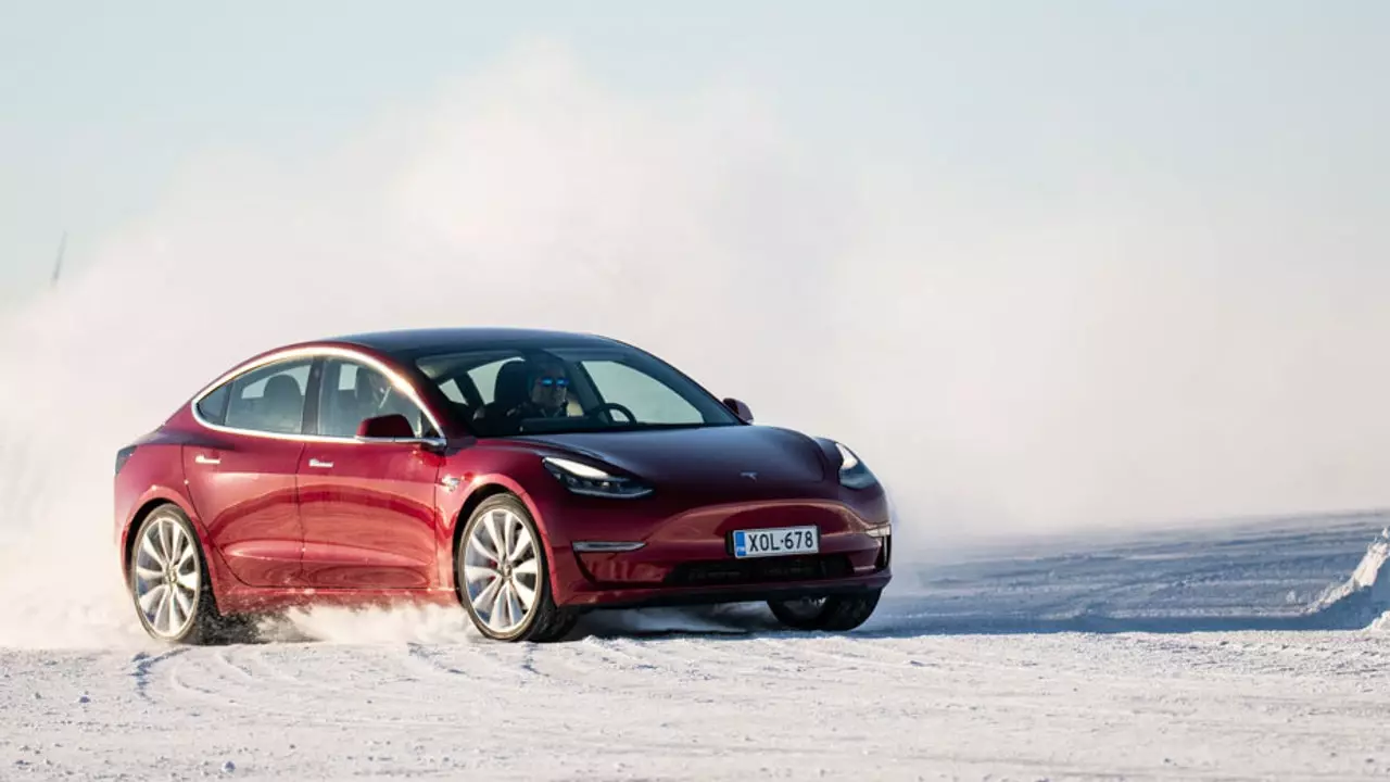 Abbiamo testato la Tesla Model 3 in condizioni estreme per assicurarci che sia il futuro della guida