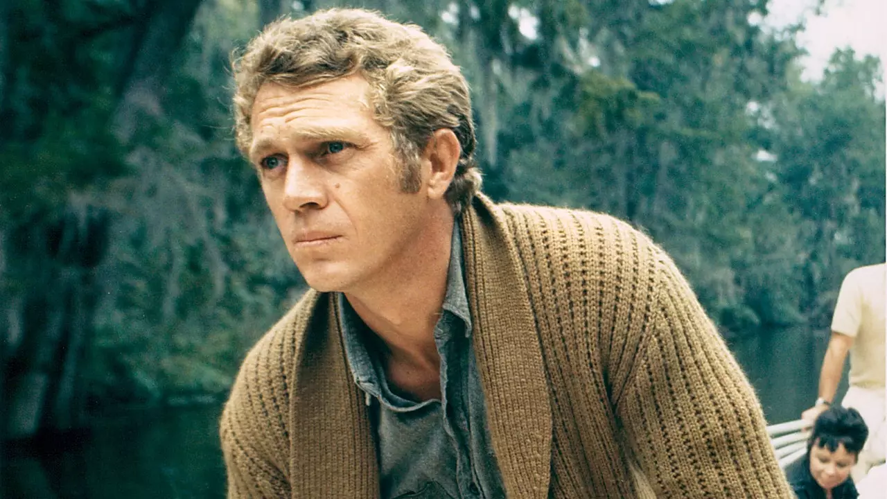 Η πλεκτή ζακέτα που έκανε τα εικονίδια του Steve McQueen και του Kurt Cobain επέστρεψε στη μόδα και φορέθηκε το 2022 για να μην μοιάζετε με παππού