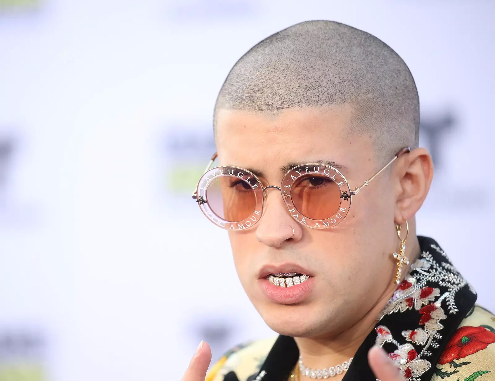 Bad Bunny avec des lunettes de soleil Gucci.