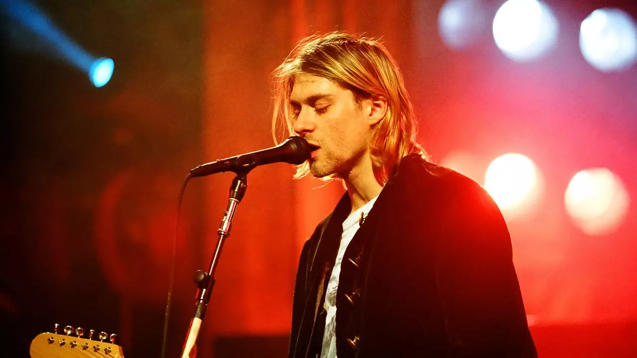 Kurt Cobain oedd â gwallt gorau'r 90au ac rydyn ni'n dangos i chi sut i liwio a steilio'ch gwallt fel ef gartref