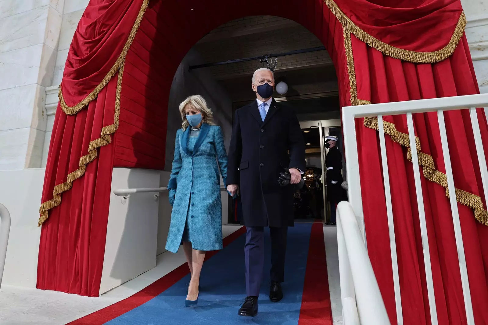 De Amerikaanse president Joe Biden en First Lady Jill Biden bij aankomst in het Capitool.