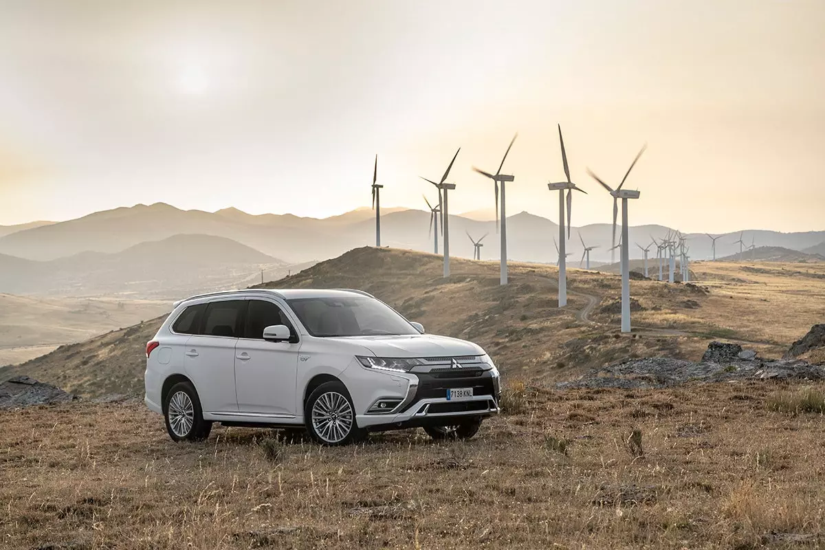 மிட்சுபிஷி அவுட்லேண்டர் PHEV