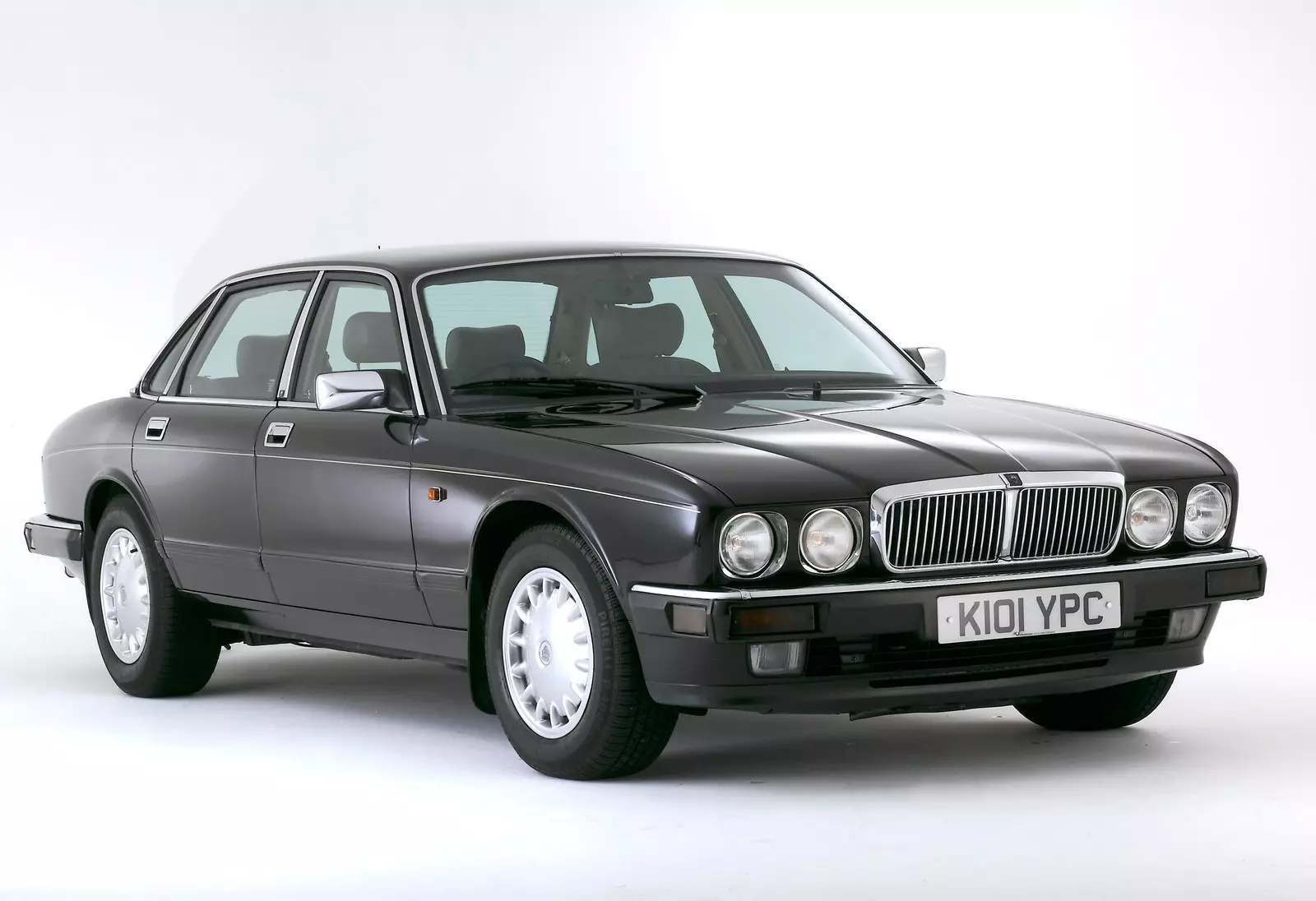 samochodyjohntravoltajaguarxj6