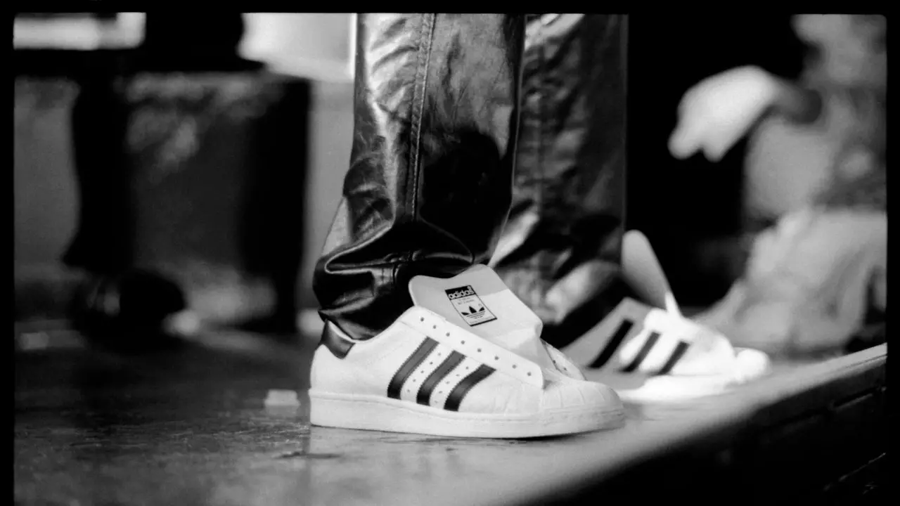 adidas Superstar: η ιστορία του πρώτου εικονιδίου streetwear που τώρα κλείνει τα 50