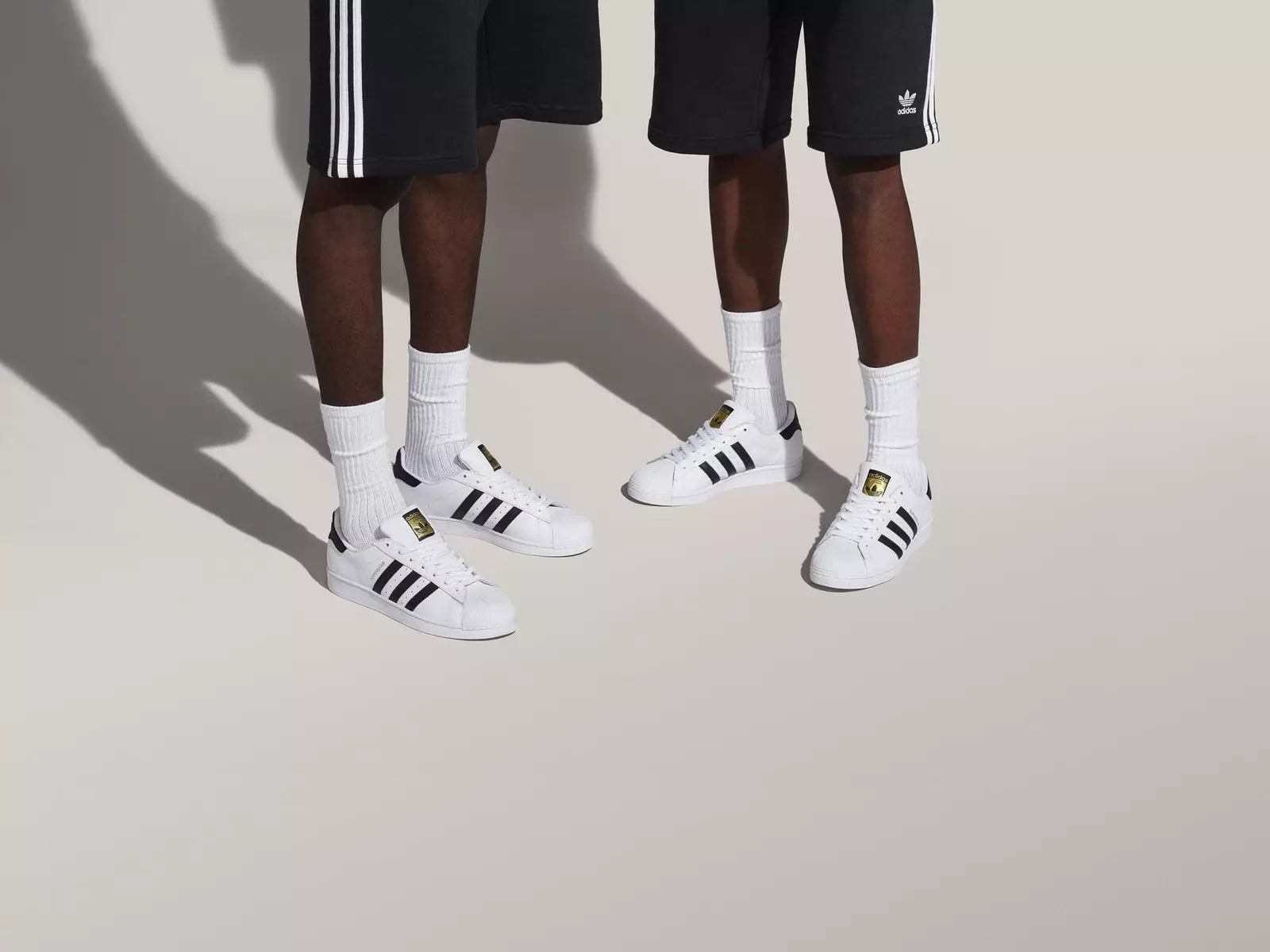 adidas Superstar orain 50 urte betetzen dituen lehen kaleko arropa ikonoaren istorioa