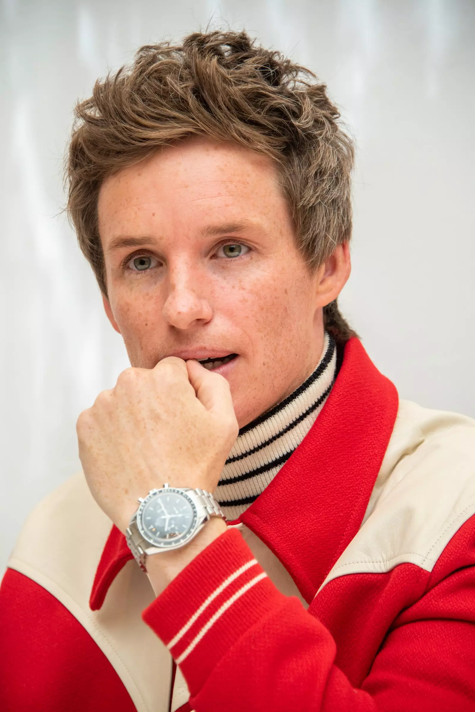 Eddie Redmayne avec son Omega Speedmaster.