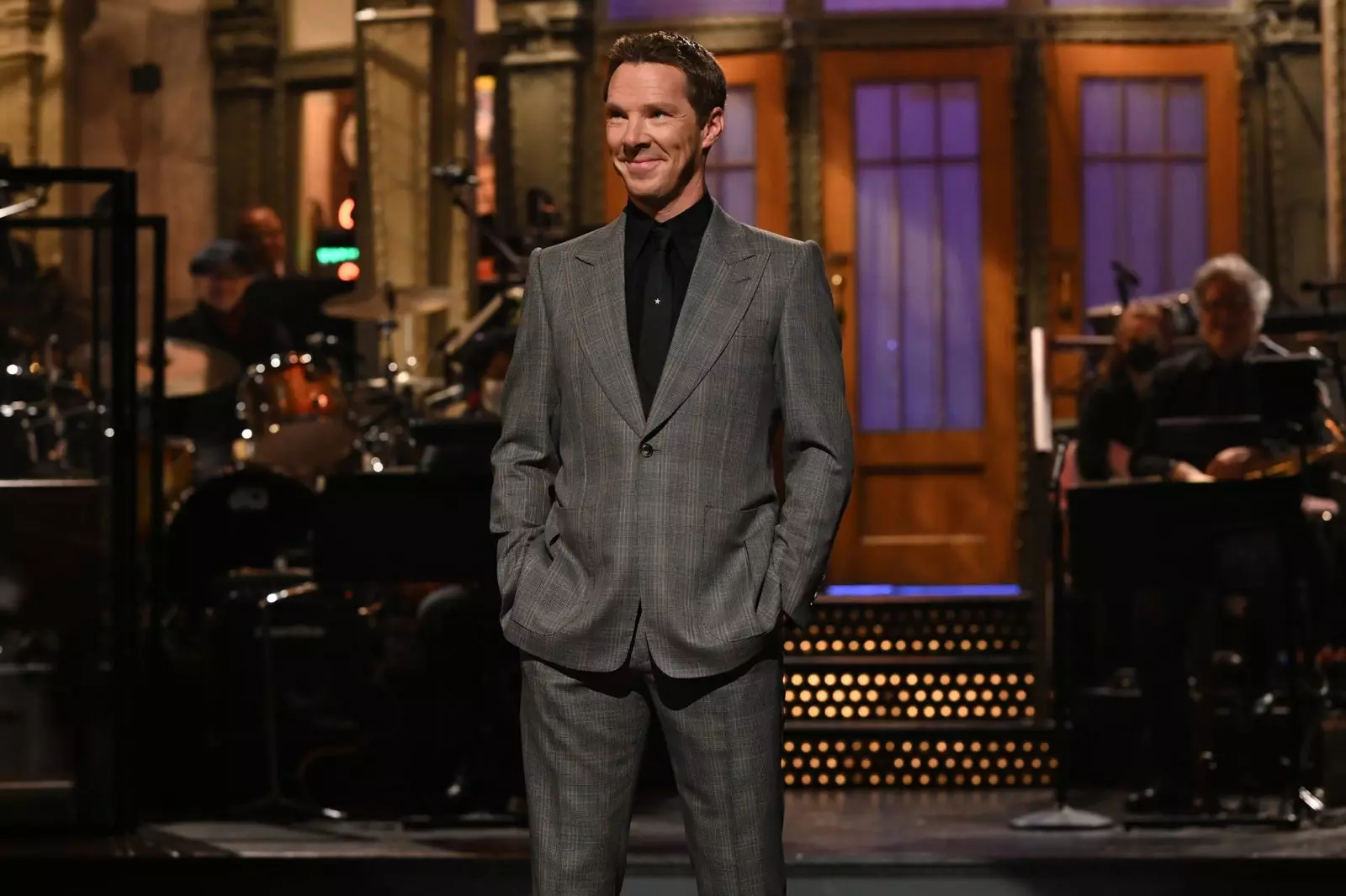 De outfit fan Benedict Cumberbatch op Saturday Night Live is dejinge dy't wy allegear winskje dat wy ien dei hiene