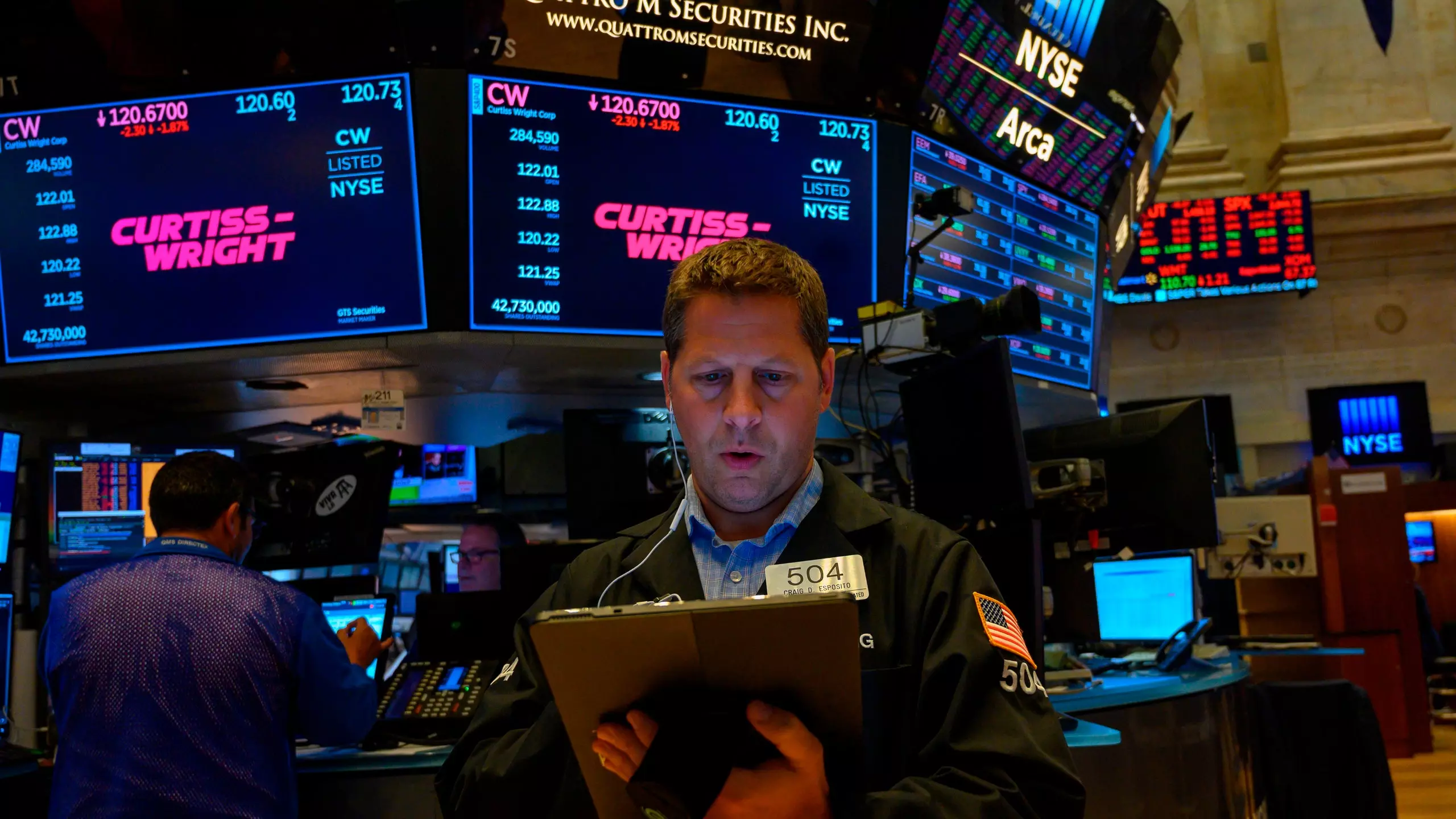 Traders arbeider på gulvet på New York Stock Exchange 23. august 2019 i New York. Wall Street-aksjer falt fredag...