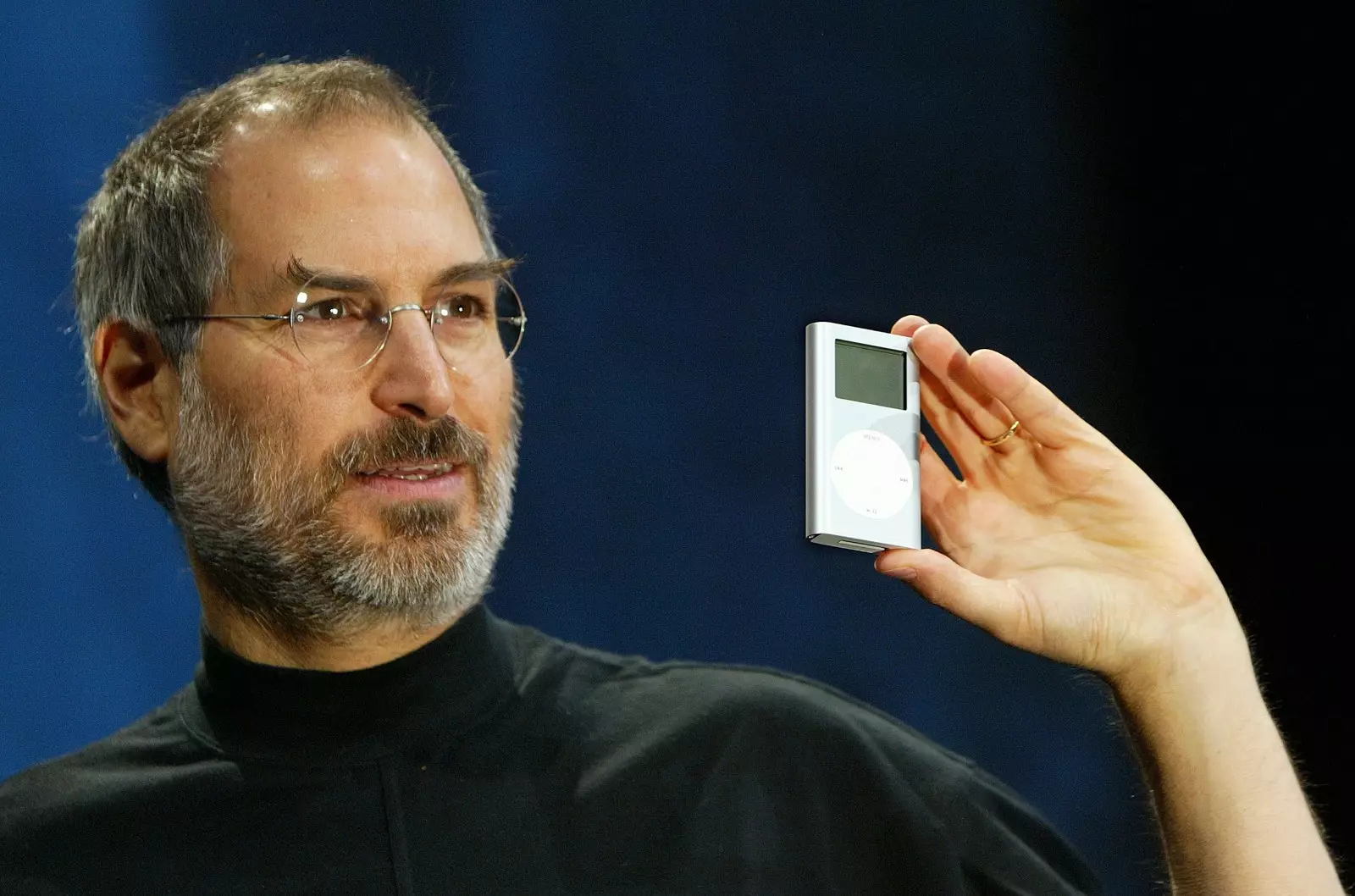 steve jobs arweinydd afal mewn siwmper turtleneck du yn cyflwyno'r ipod