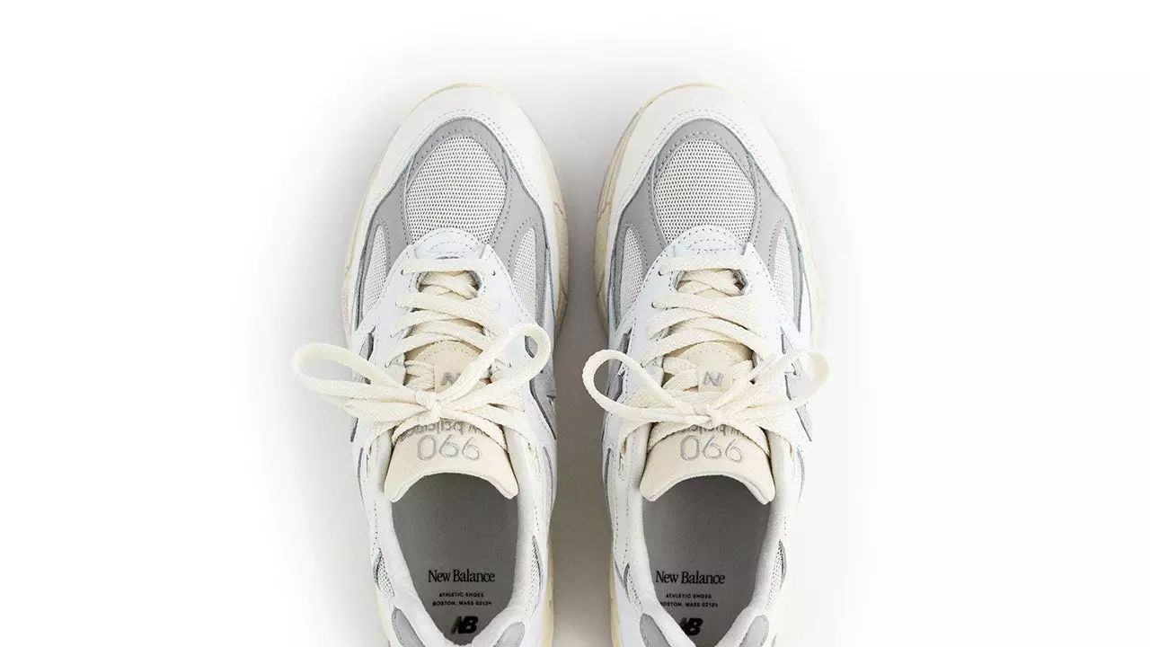 New Balance 990 iki minangka sneakers putih elegan sing dibutuhake kanggo musim panas iki