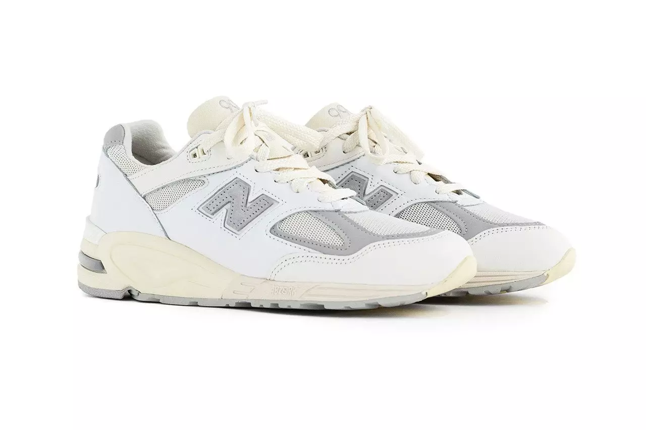 Queste New Balance 990 sono le eleganti sneakers bianche di cui hai bisogno per questa estate