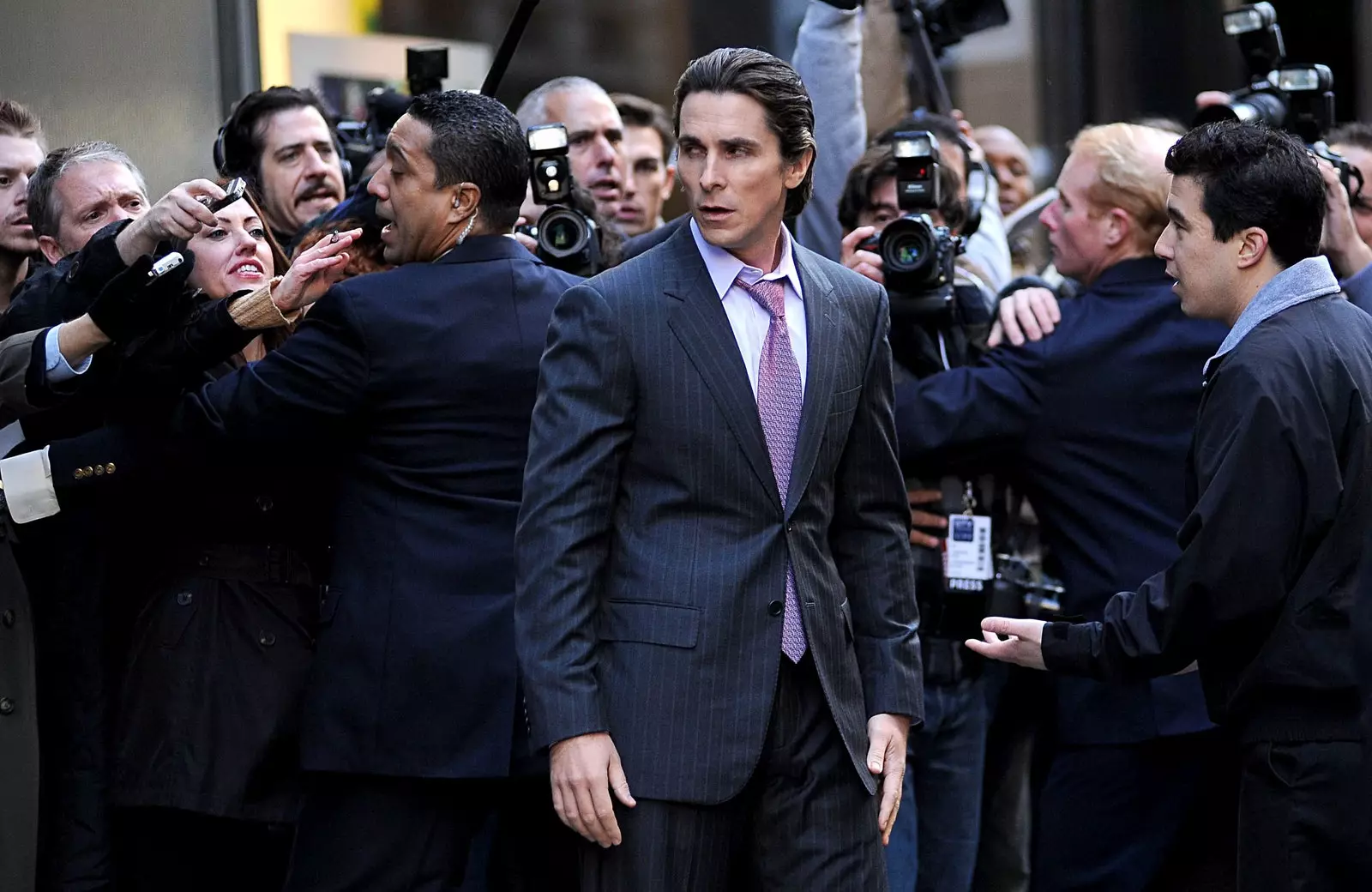 C8NWTW Christian Bale lori ipo fun THE DARK KNIGHT RISES Film Shoot Fifth Avenue New York NY October 28 2011. Fọto...