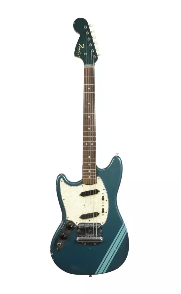 Гитарата што Курт Кобејн ја свири во Smells Like Teen Spirit е продадена за 45 милиони долари