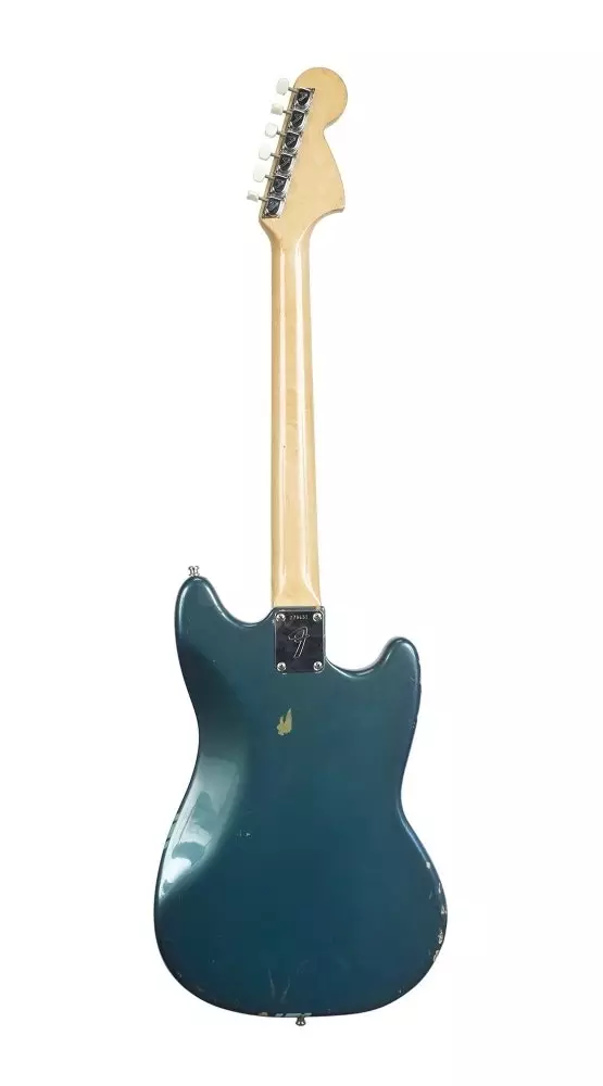 Гитара, на которой Курт Кобейн играет в фильме «Пахнет подростковым духом», продана за 45 миллионов долларов.
