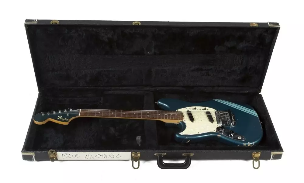 Гитара, на которой Курт Кобейн играет в фильме «Пахнет подростковым духом», продана за 45 миллионов долларов.