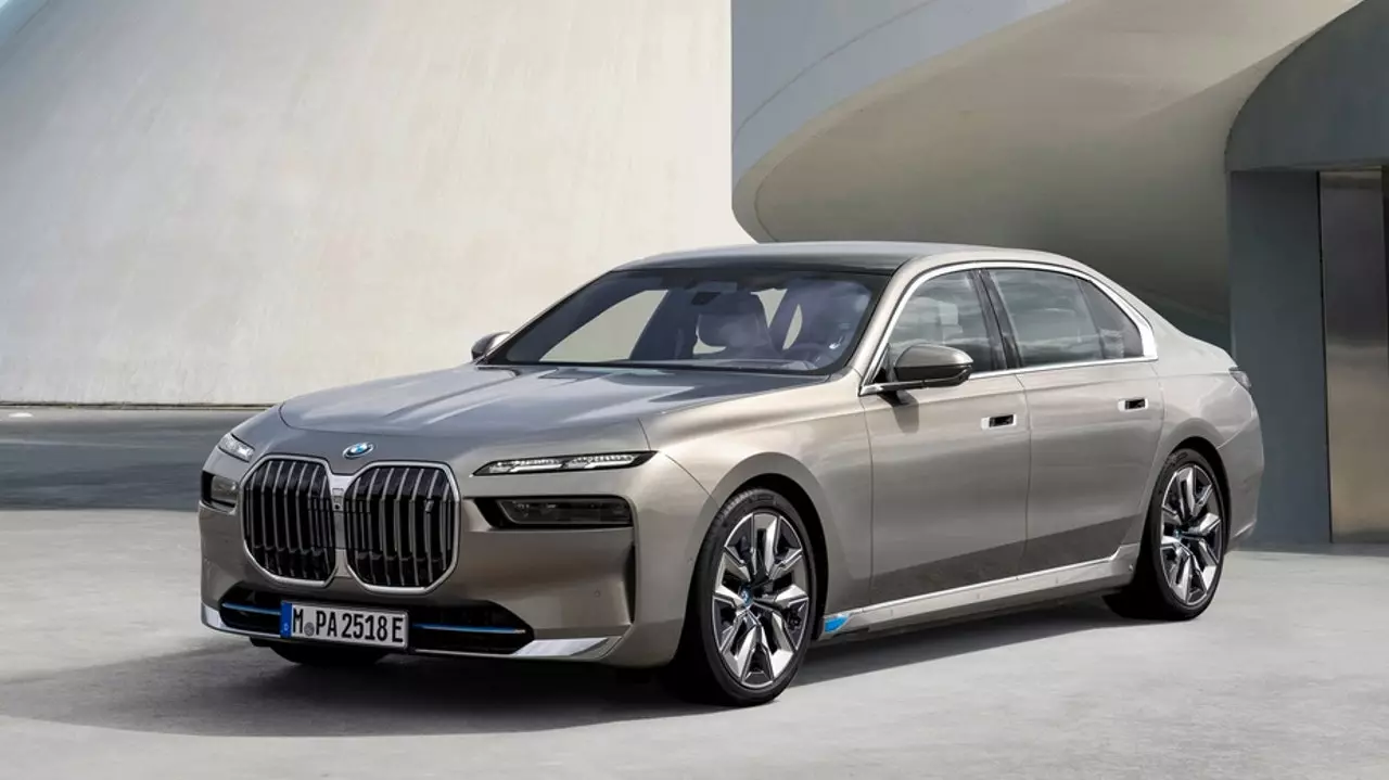 BMW 7 Series එක 100% ඉලෙක්ට්‍රොනික වෙයි