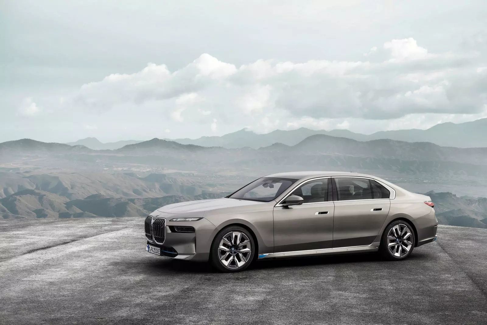 BMW 7 قاتارى 100 توكقا ئايلىنىدۇ